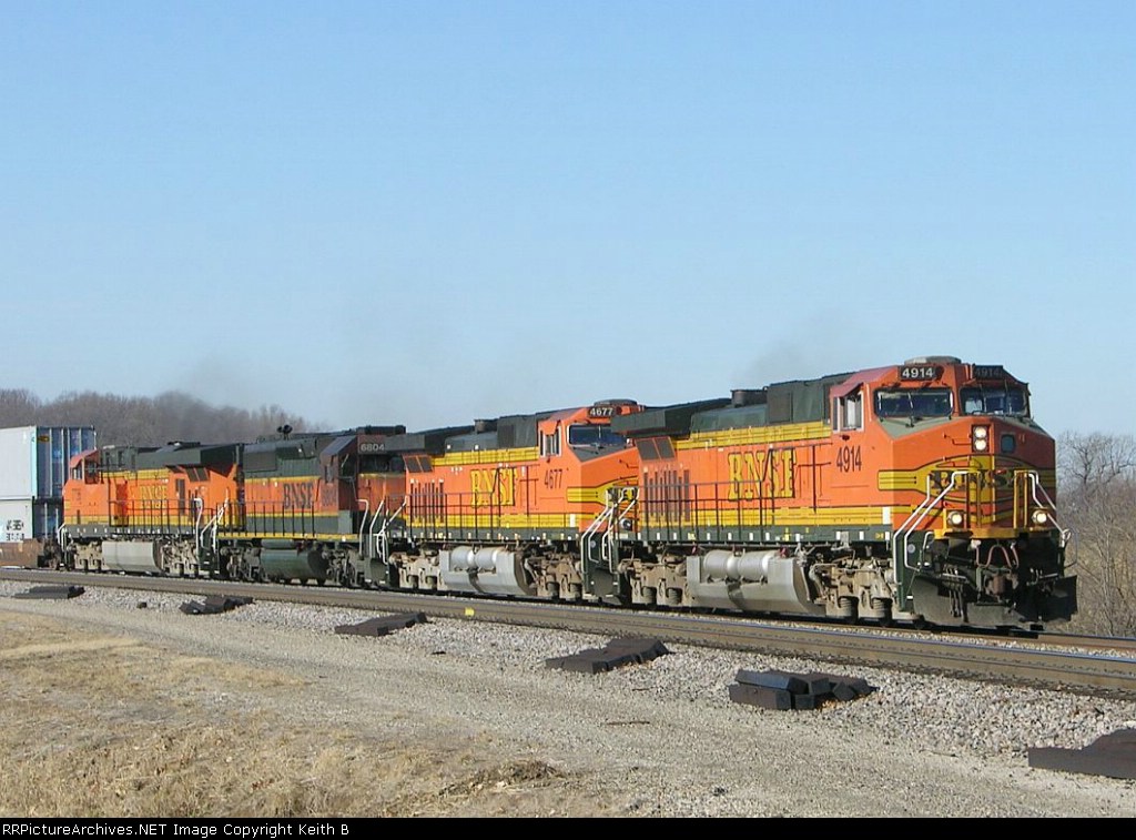 BNSF 4914 and 4677